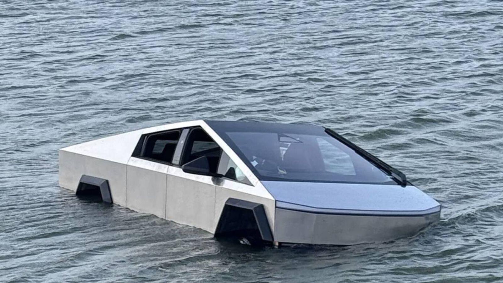 Arroja su Tesla Cybertruck a un lago y, sin quererlo, demuestra que ...