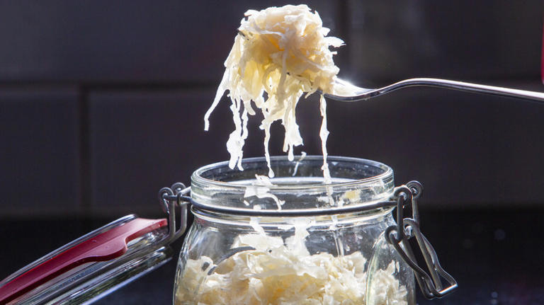 Eating cabbage every day has an unexpected effect on your risk of ...