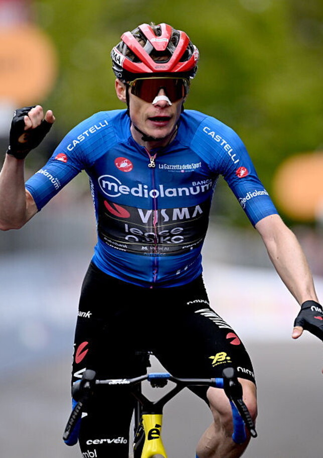 Tripletta Vingegaard: scappa in salita a Pila e conquista la maglia rosa