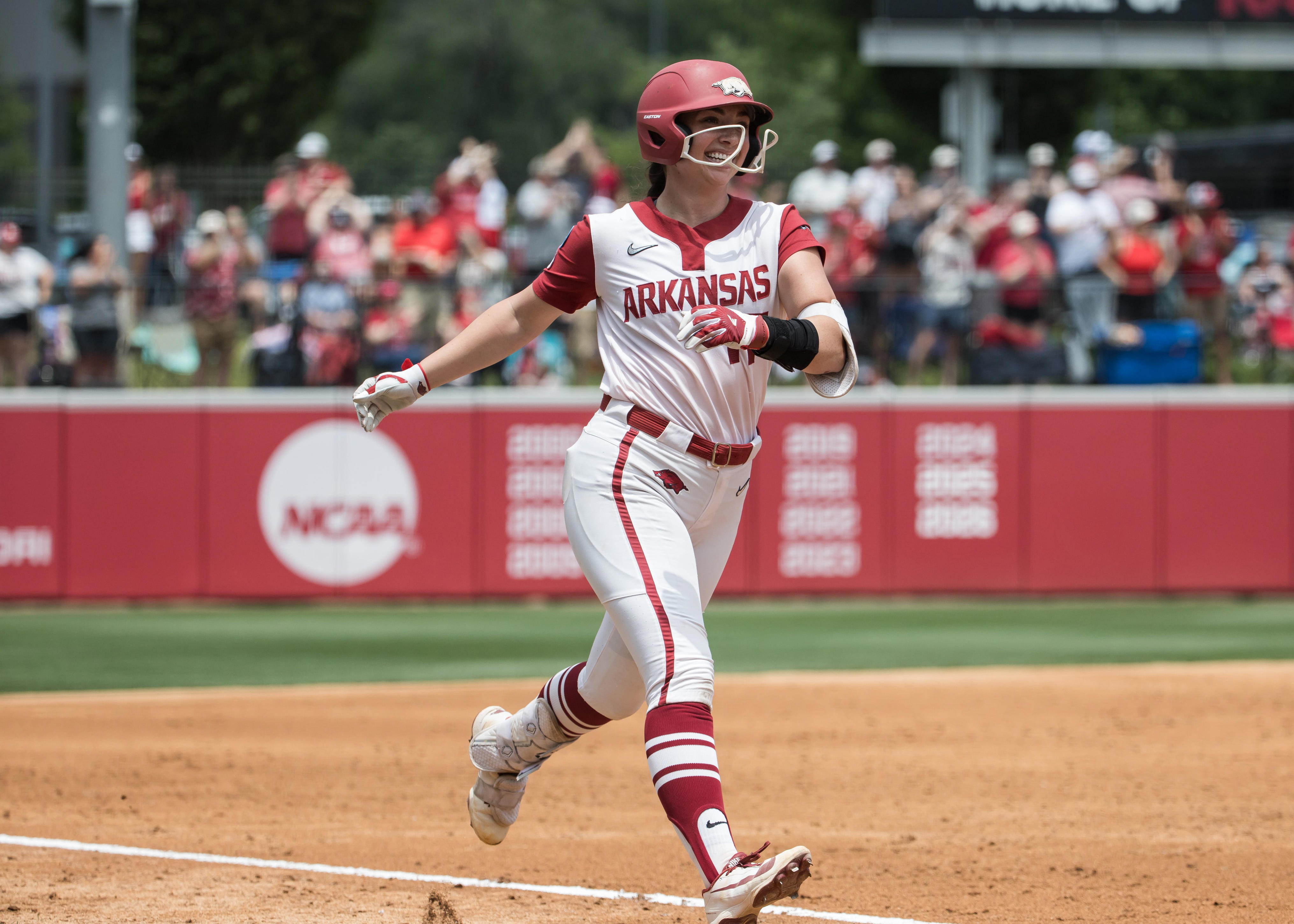 Arkansas softball rolls Duke, advances to first Women's College World ...