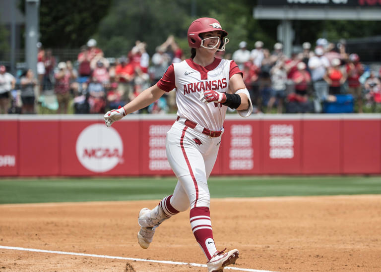 Arkansas softball rolls Duke, advances to first Women's College World ...