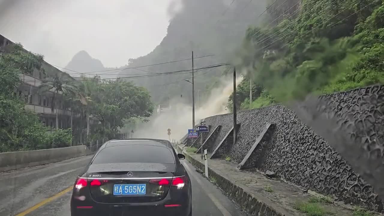Flash flood rapidly covers roadway during heavy rain in Guangxi, China