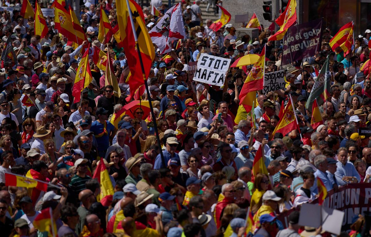 Madrid : Des dizaines de milliers de manifestants exigent la démission ...