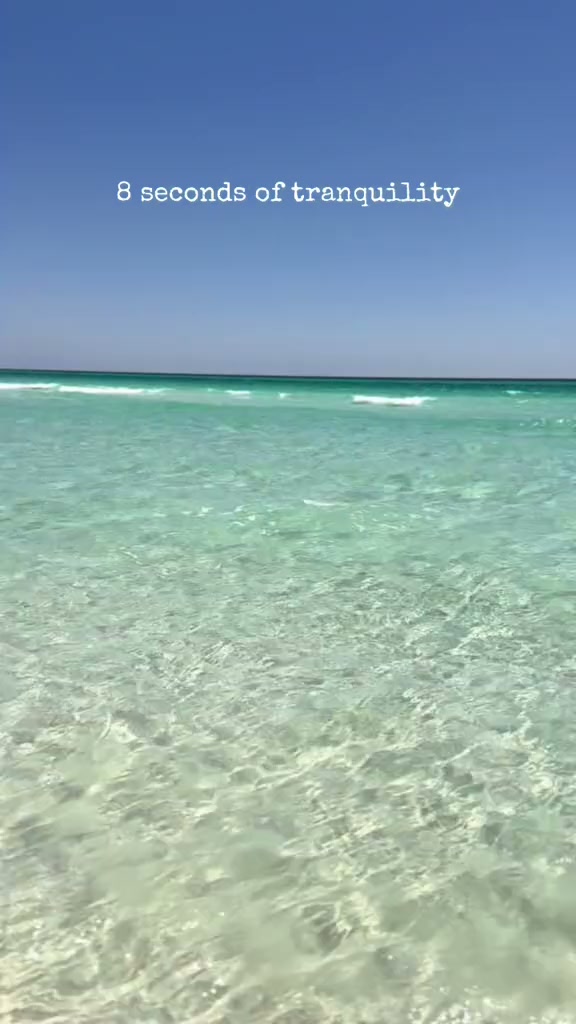 8 seconds of calm by a crystal clear sea