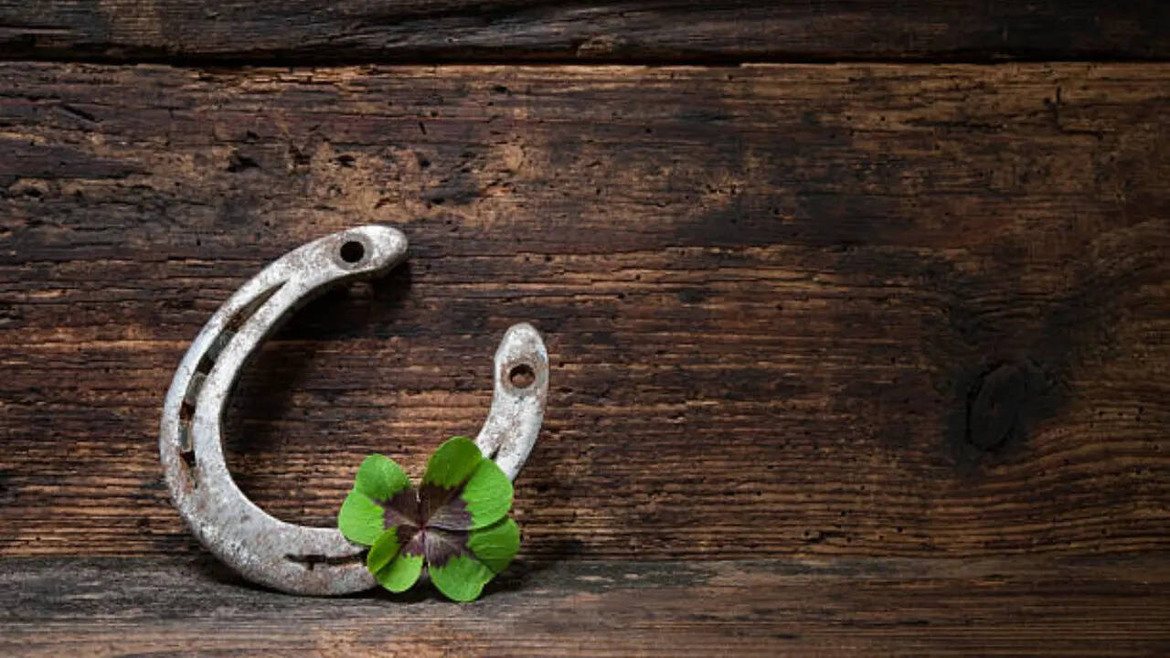 Benefits of hanging a horseshoe at home entrance