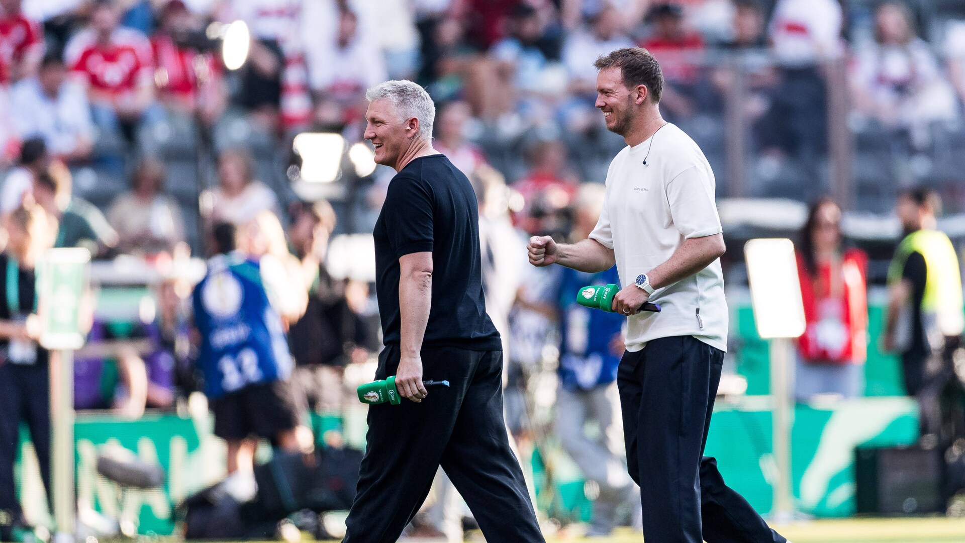 XXL-Hose statt Anzug: Bastian Schweinsteiger überrascht beim ...
