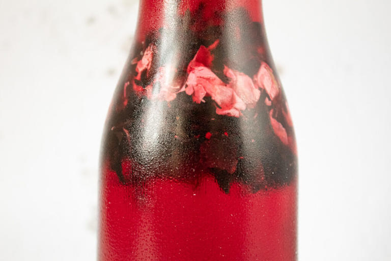 Botanical cold brew oolong with hibiscus and rose