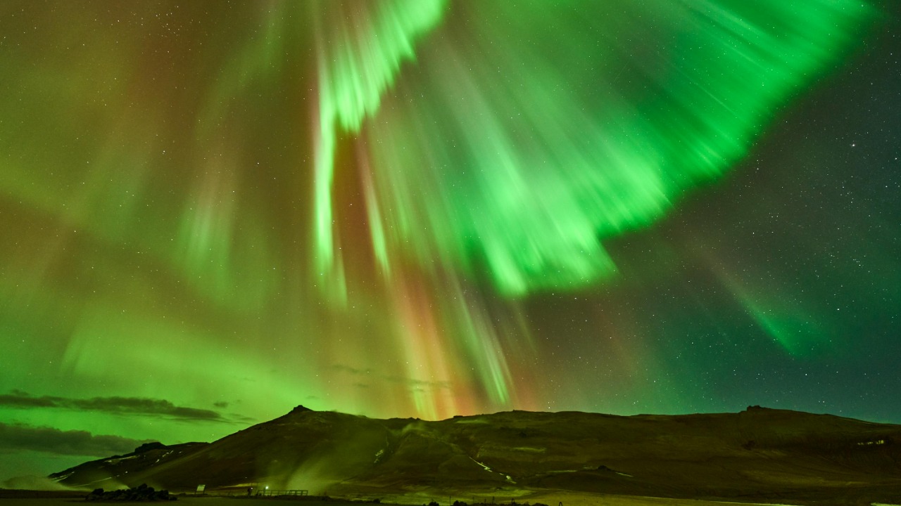 A geomagnetic storm is set to build from Sunday through midweek ...