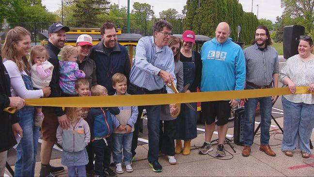 Menominee Park Zoo opens season in Oshkosh, debuts new trackless train ...