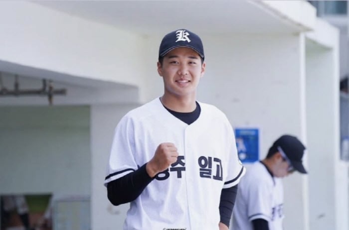 South Korean high school pitcher Park Chan-min signs with Philadelphia ...