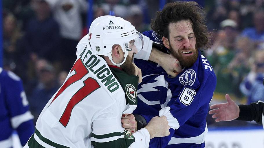 Lightning kick off pivotal offseason by re-signing journeyman depth forward