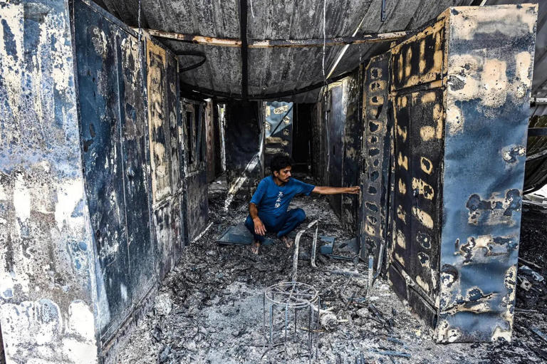 Fire guts Shastri Park furniture market, tenders pelted with stones ...