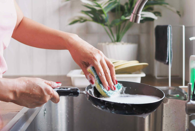 Hot or cold water for greasy pans? Here’s what actually works best