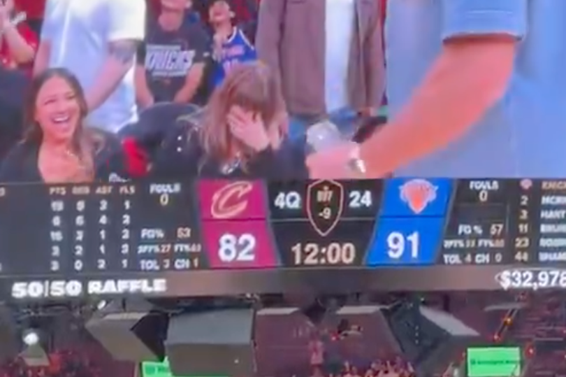 Taylor Swift buries face in hands after Travis Kelce jumbotron antics ...