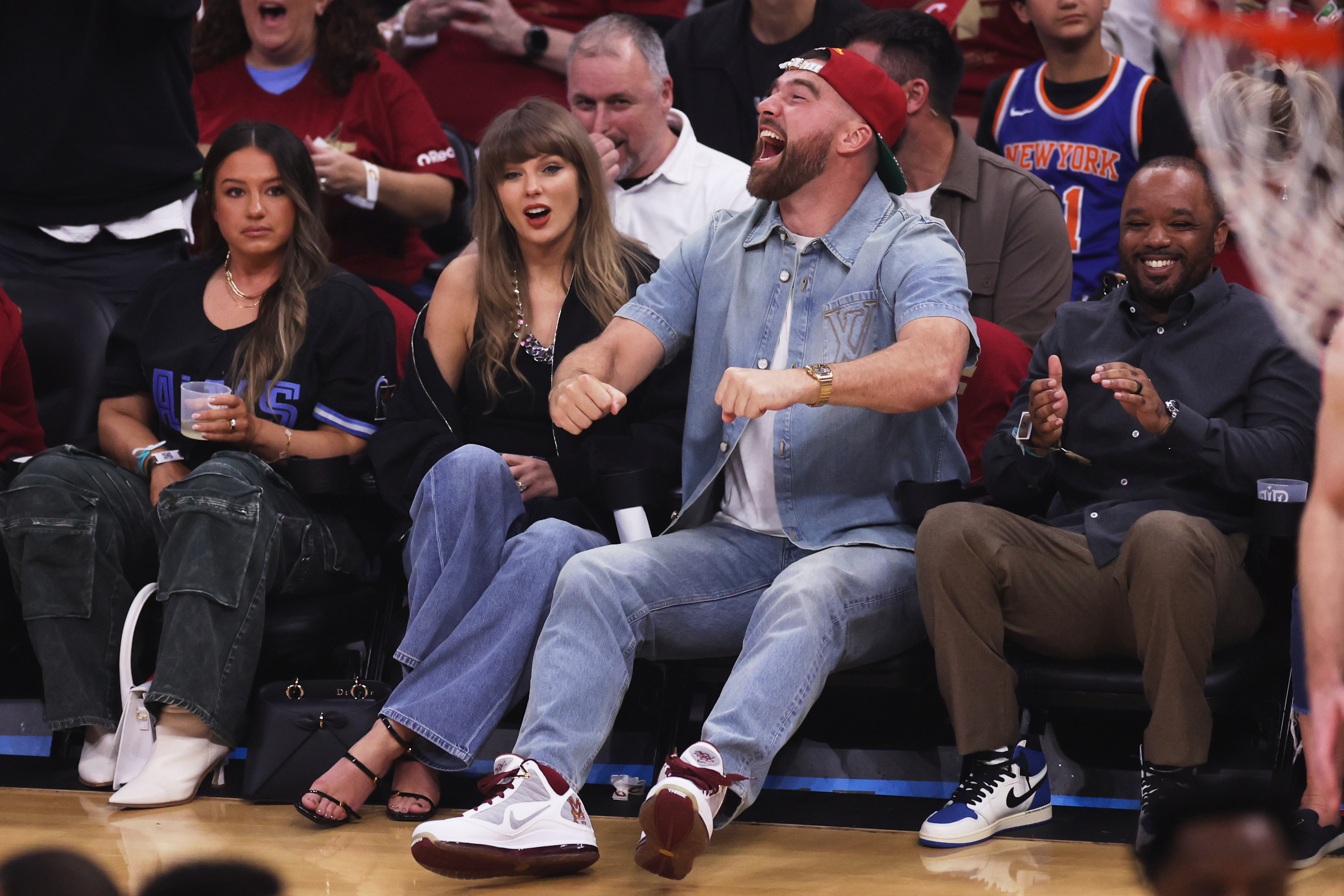 Life of a basketball fan: Taylor Swift attends Cavs-Knicks in Cleveland ...