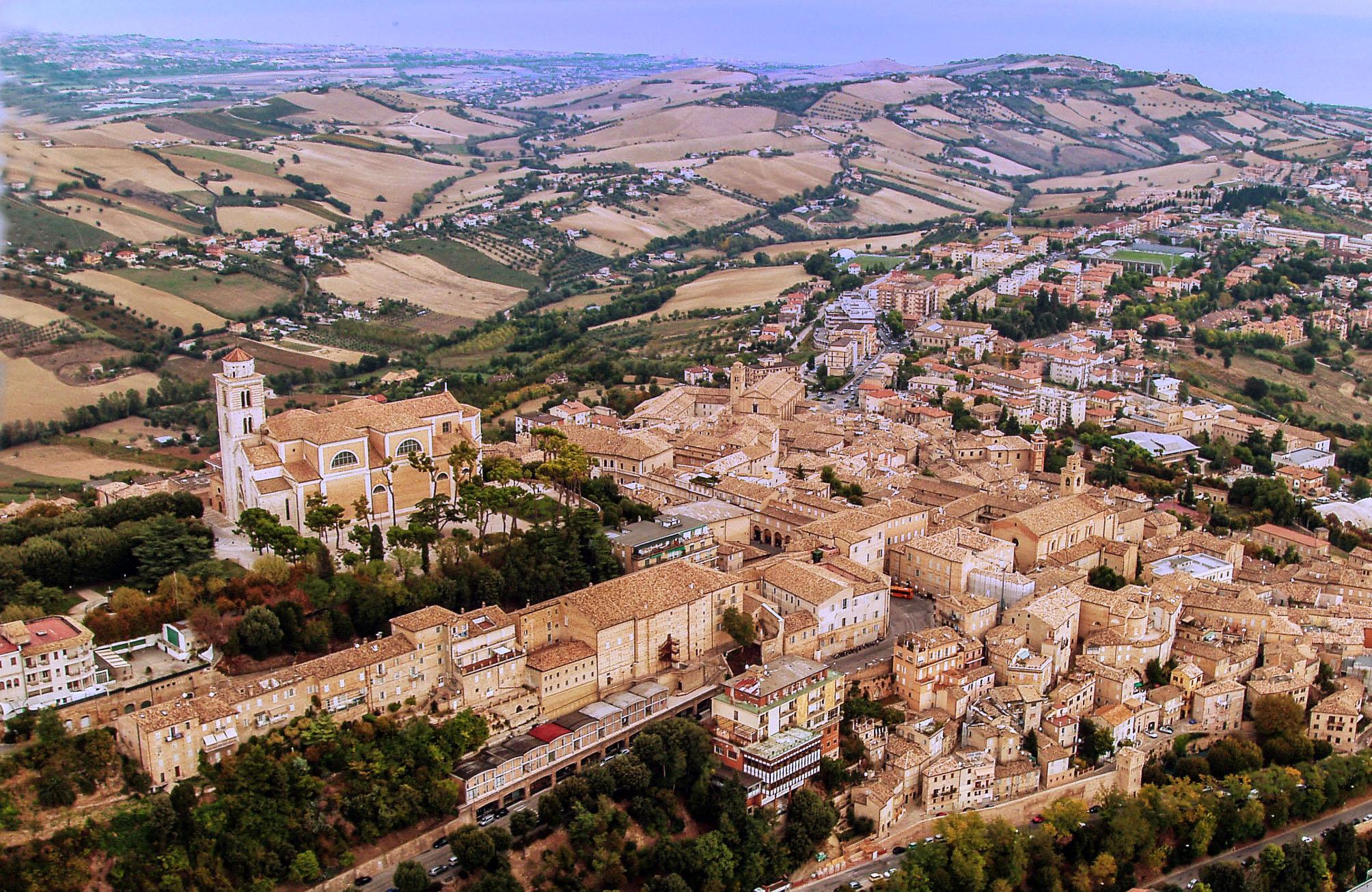 La partita politica. Sfida a 4 per la poltrona da sindaco di Fermo, 389 ...