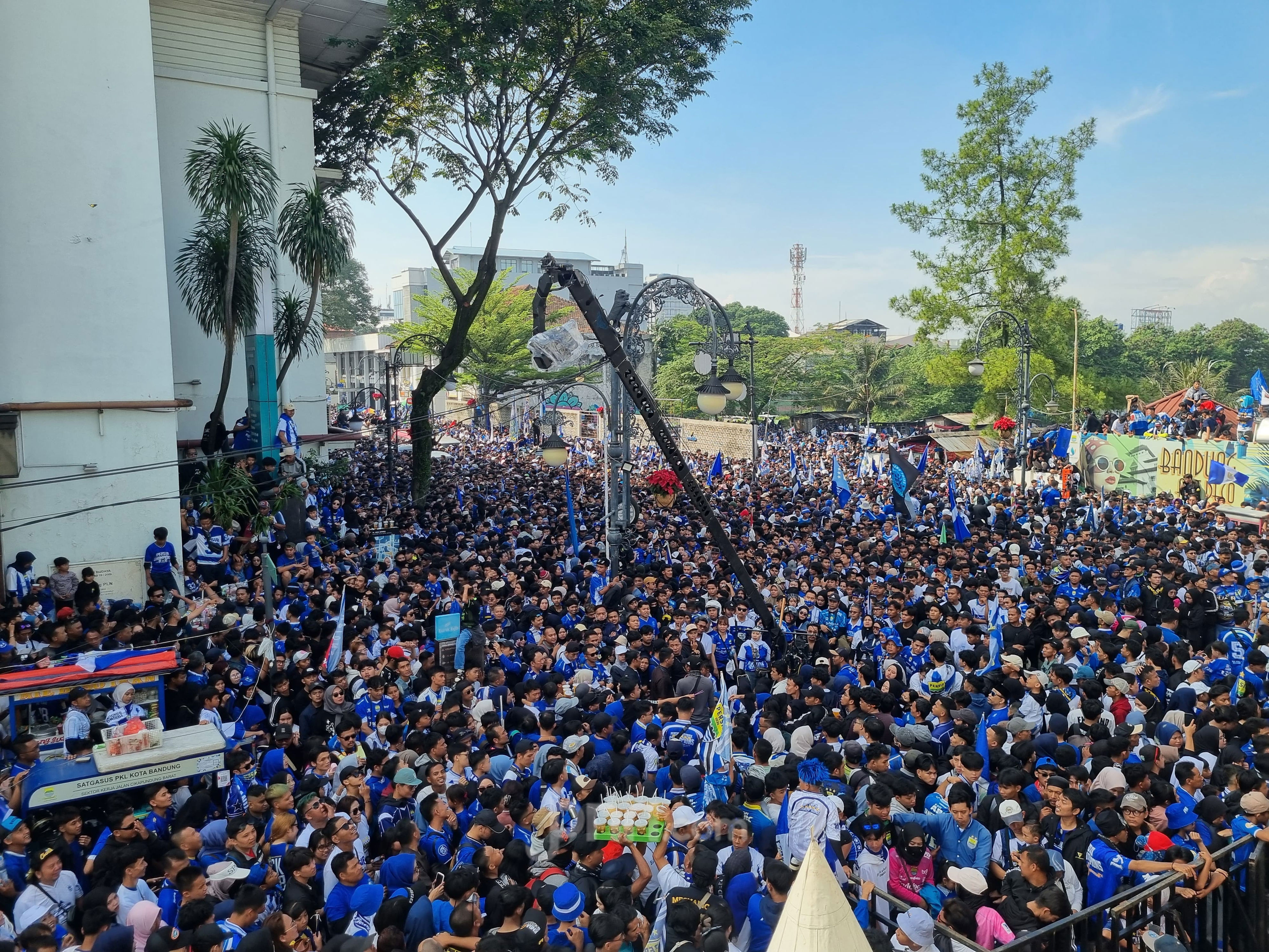 Pawai Persib juara: Lautan biru bobotoh penuhi Jalan Asia Afrika Bandung