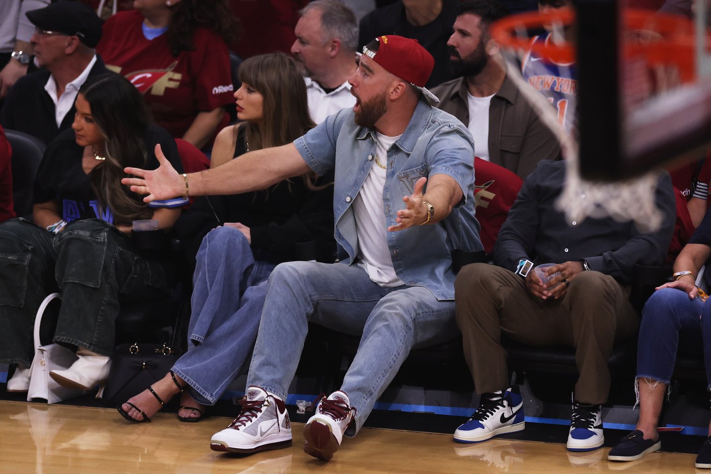 Life of a basketball fan: Taylor Swift attends Cavs-Knicks in Cleveland ...