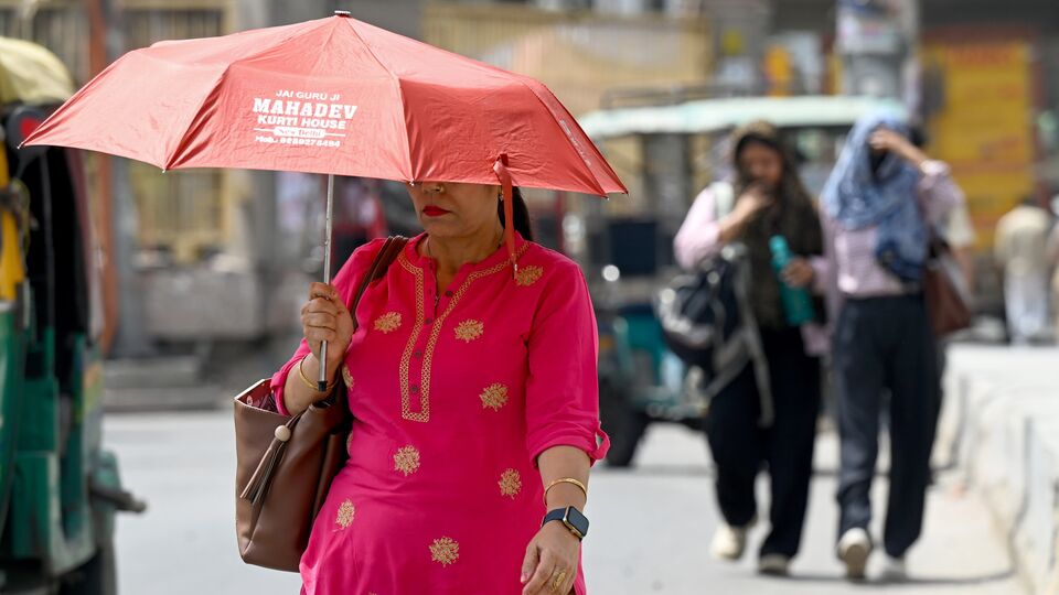 Delhi sizzles at 42.7°C, IMD predicts no relief as 'severe heatwave ...