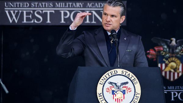 "Fit, nicht fett": Hegseth schimpft vor Westpoint-Absolventen über ...