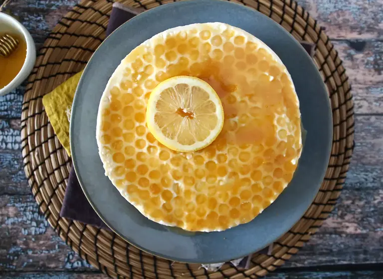 No-bake lemon and honey cheesecake (cake decoration tutorial)