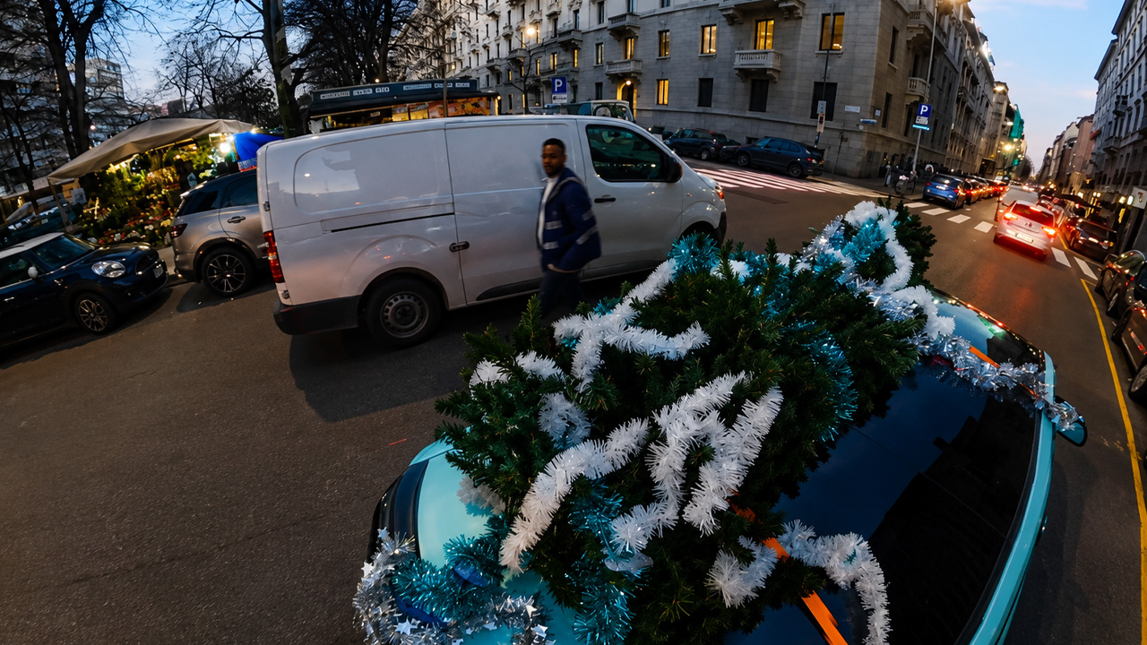 Reazioni del pubblico a un'auto di lusso che trasporta un albero gigante