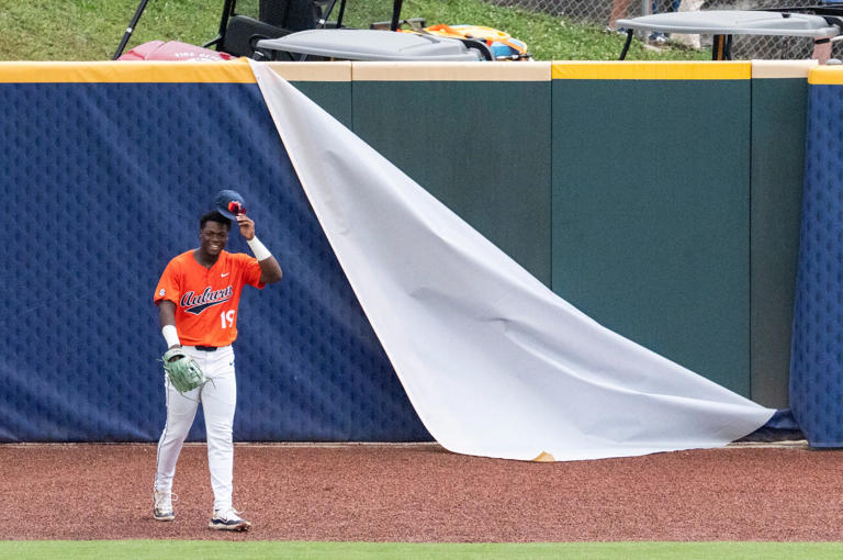 Watch Auburn baseball's Bub Terrell acrobatic home run robbery vs Arkansas