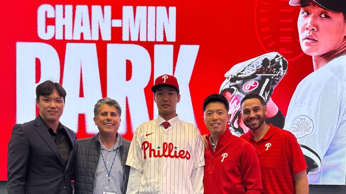 S Korean high school pitcher Park Chan-min signs with Phillies