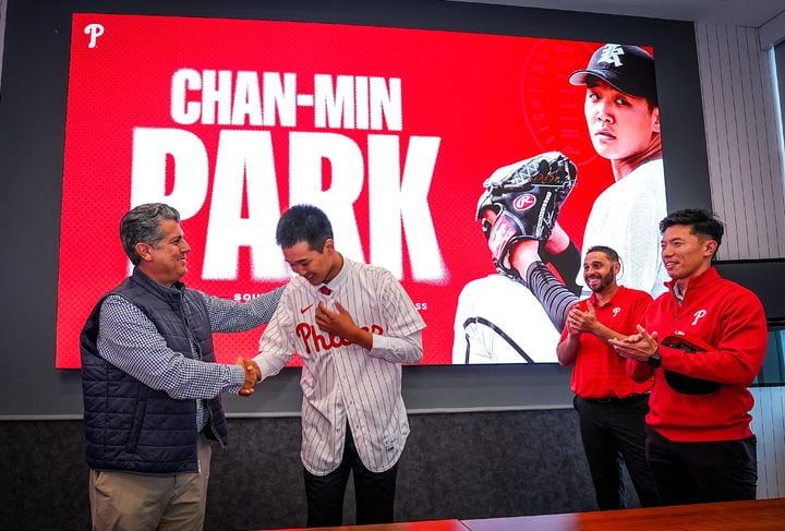 South Korean high school pitcher Park Chan-min signs with Philadelphia ...