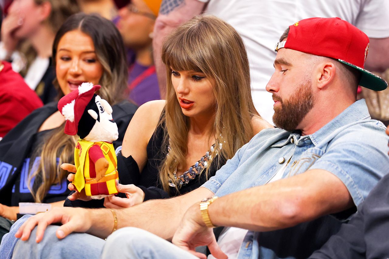 Taylor Swift and Travis Kelce have courtside date night at Cavaliers ...