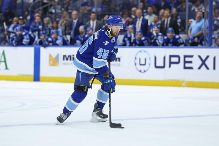 Lightning re-sign Scott Sabourin