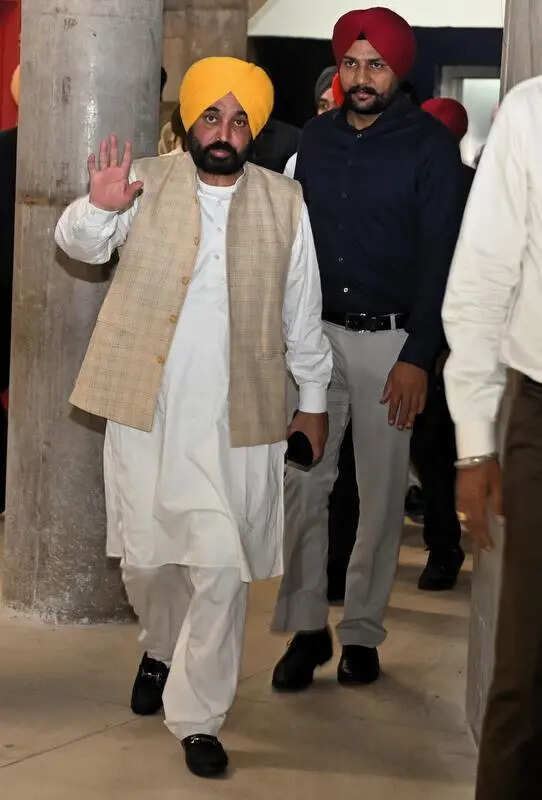 Mann, Kejriwal meet Arora in Bhondsi jail