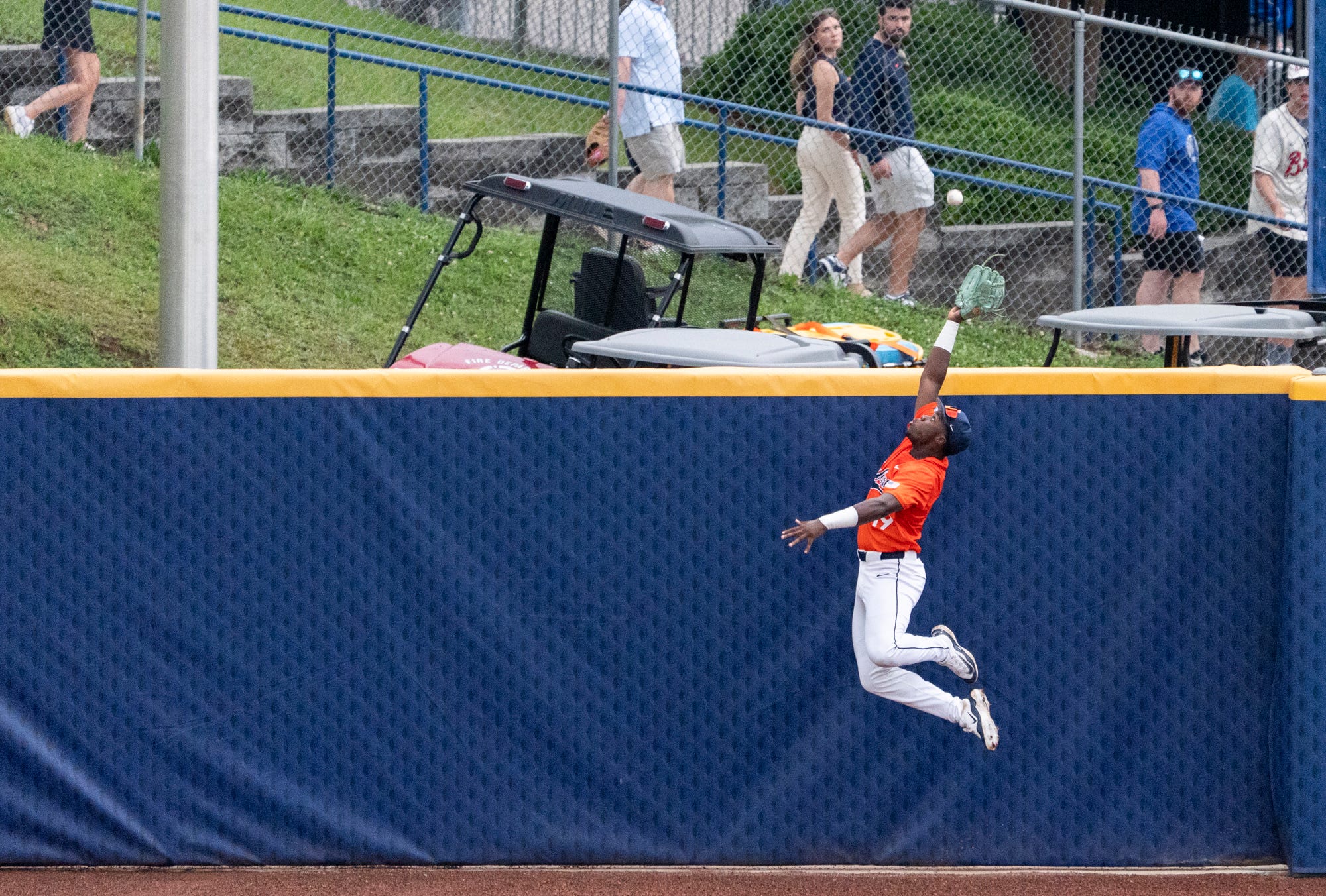Watch Auburn baseball's Bub Terrell acrobatic home run robbery vs Arkansas