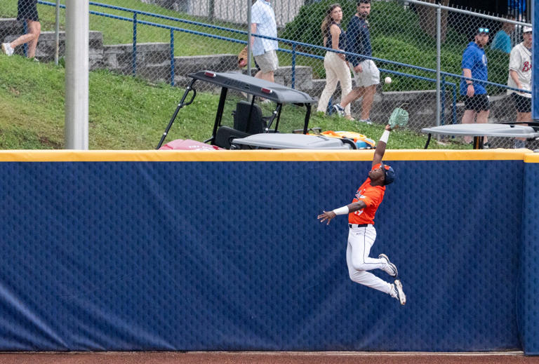 Watch Auburn baseball's Bub Terrell acrobatic home run robbery vs Arkansas