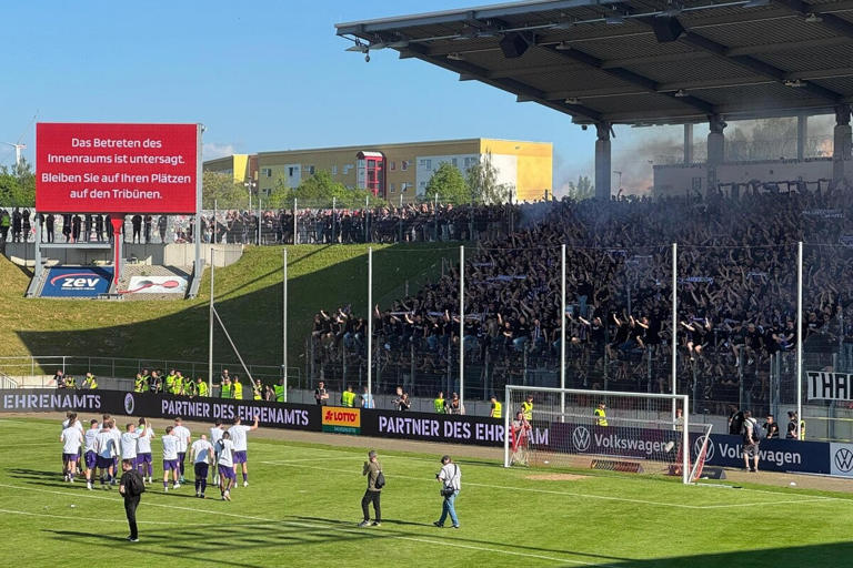 Erzgebirge Aue gewinnt Sachsenpokal-Finale: Chaoten schmeißen Pyro in ...