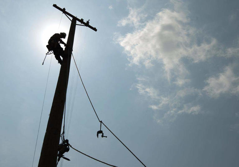 Worker dies after contact with live power lines in eastern Kentucky