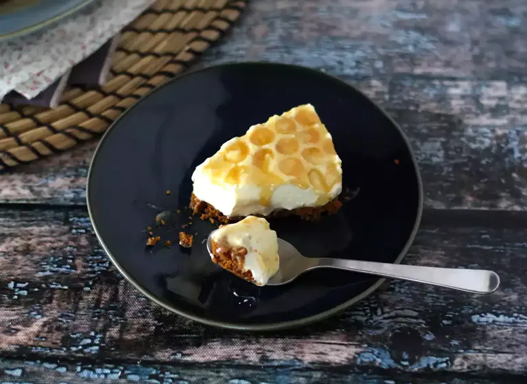 No-bake lemon and honey cheesecake (cake decoration tutorial)