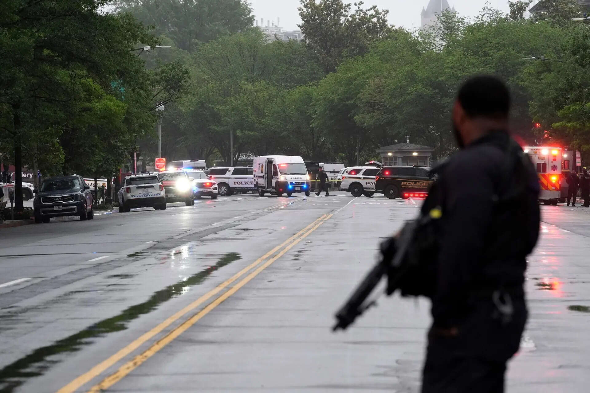 Shots fired near White House; suspect dead