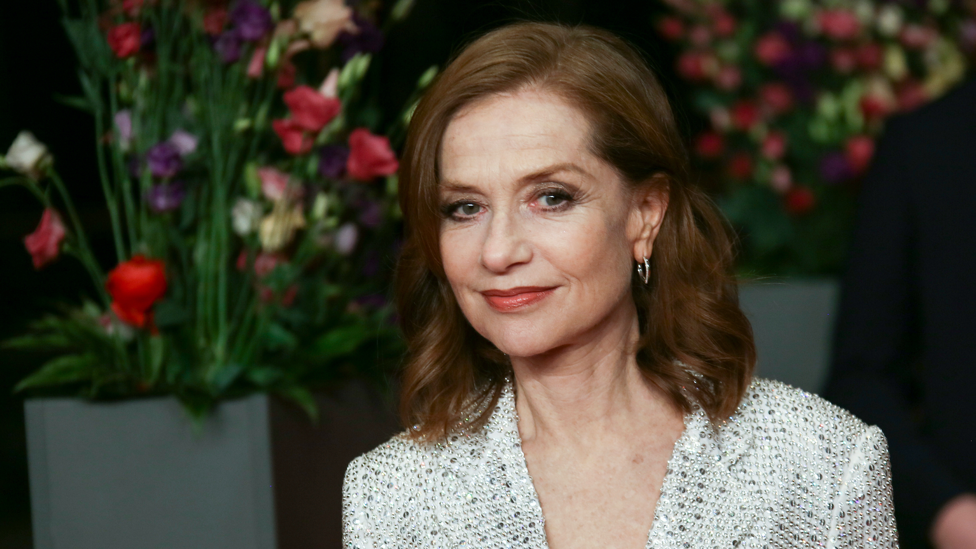 « C’est mon odeur préférée » : Isabelle Huppert ne porte plus que ce ...