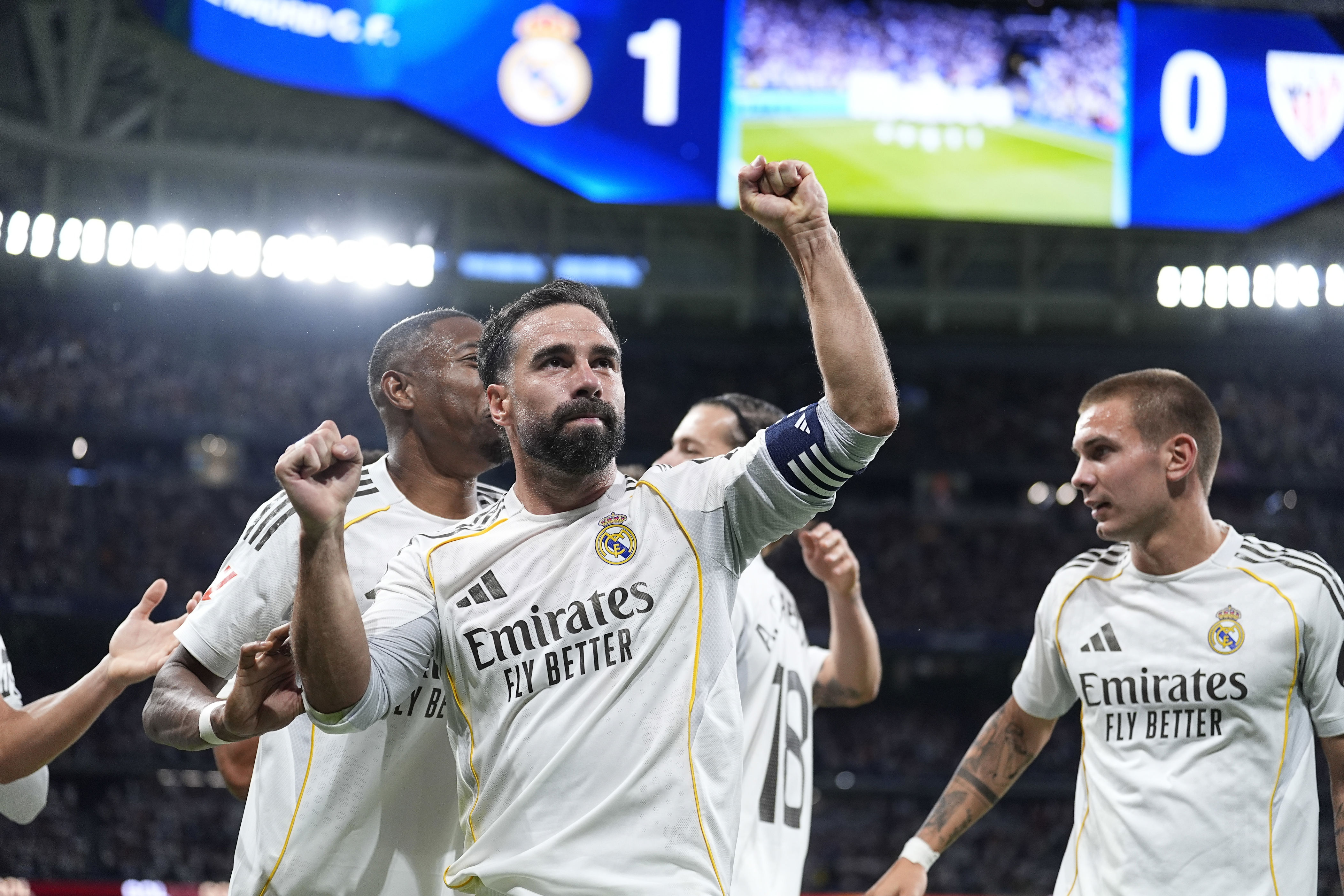 Carvajal krijgt staande ovatie in Bernabéu, Lewa trefzeker tijdens ...