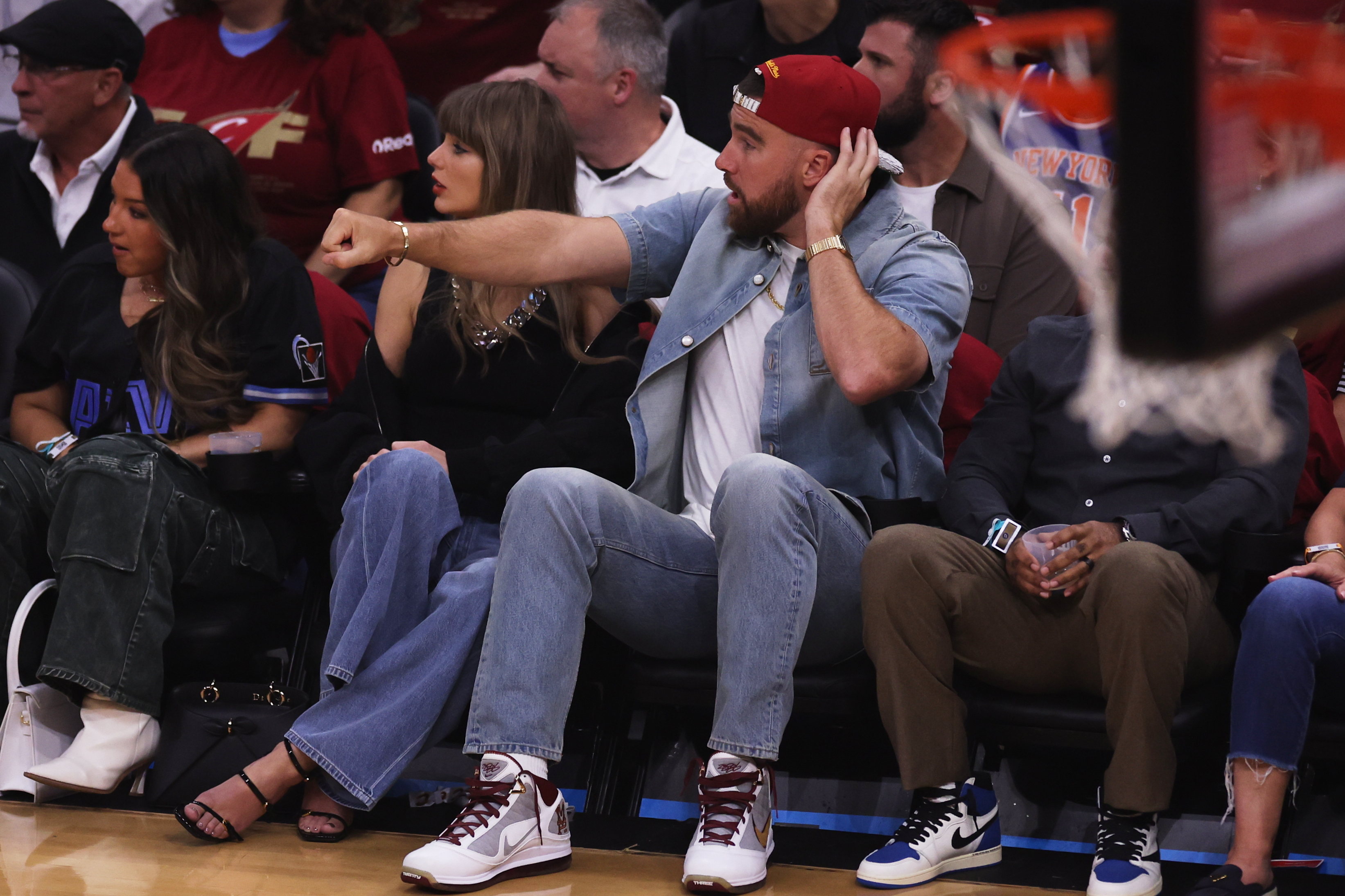 Life of a basketball fan: Taylor Swift attends Cavs-Knicks in Cleveland ...