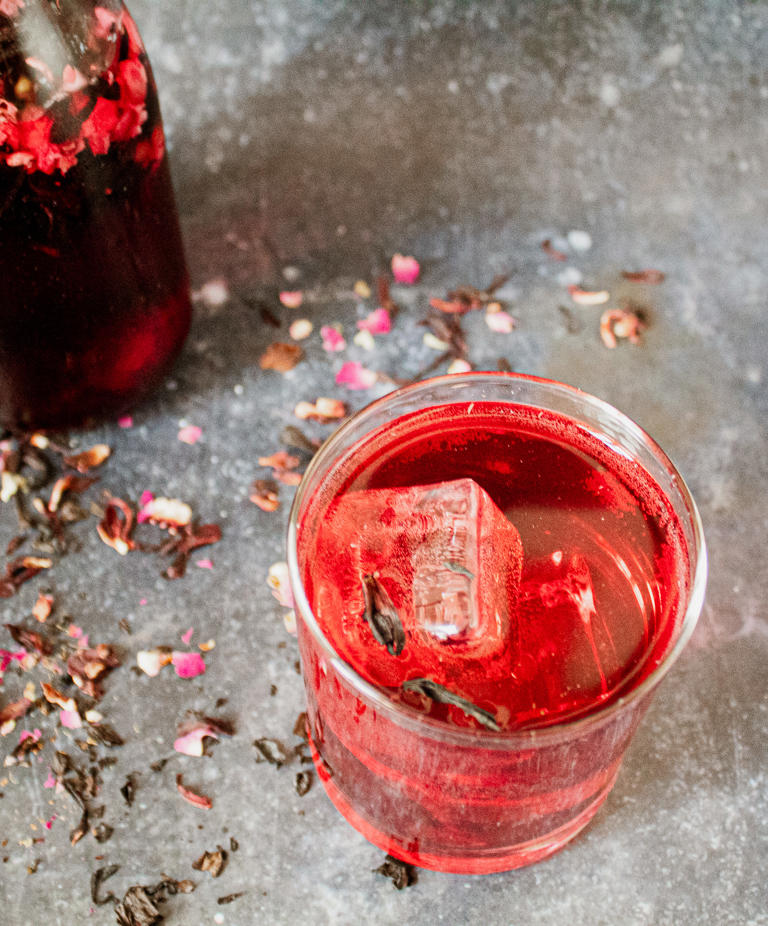 Botanical cold brew oolong with hibiscus and rose