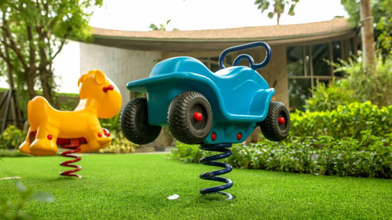 Mom receives anonymous letter from neighbors demanding she clean up her ...