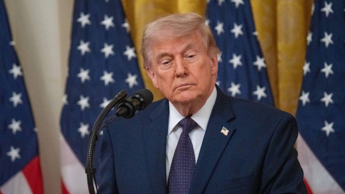 Donald Trump flaunts bruised right hand after New York speaking event ...