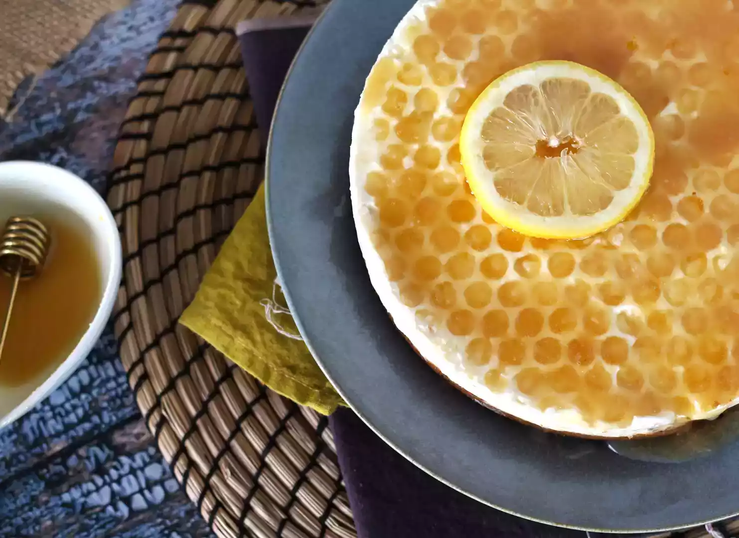 No-bake lemon and honey cheesecake (cake decoration tutorial)