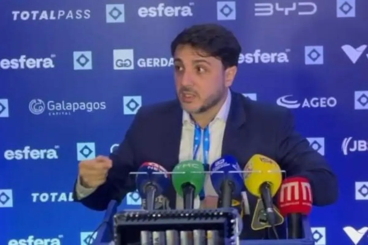 Renan Santos critica Pablo Marçal, Lula e Bolsonaro em evento no Guarujá