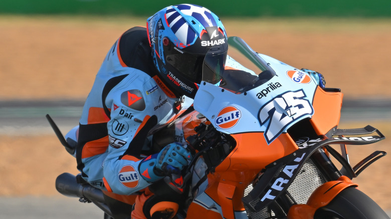 Why do motorcycle racing suits have a hump at the back?
