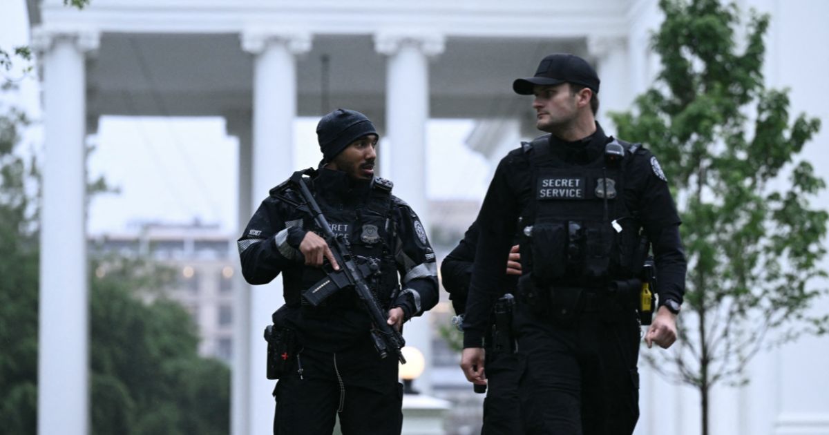 Breaking: White House lawn evacuated - shots fired - video