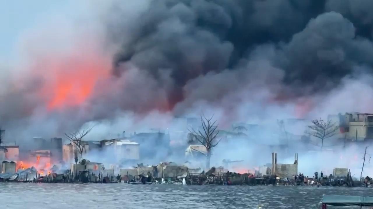 Massive fire engulfs a coastal community in Manila