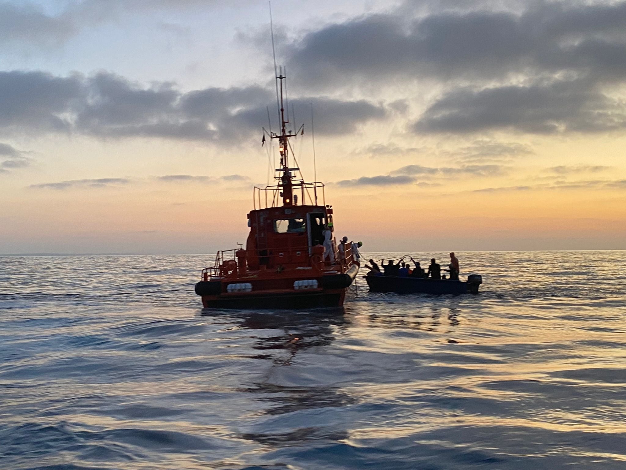 Infierno en el Mediterráneo: pateras de la muerte con mujeres y niños ...